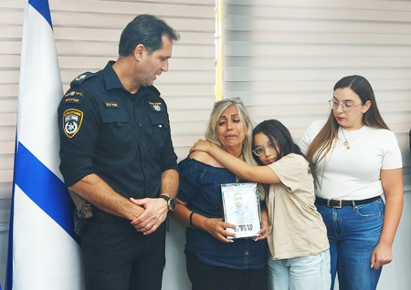 Hero policeman's name tag returned to family amid emotional ceremony ...